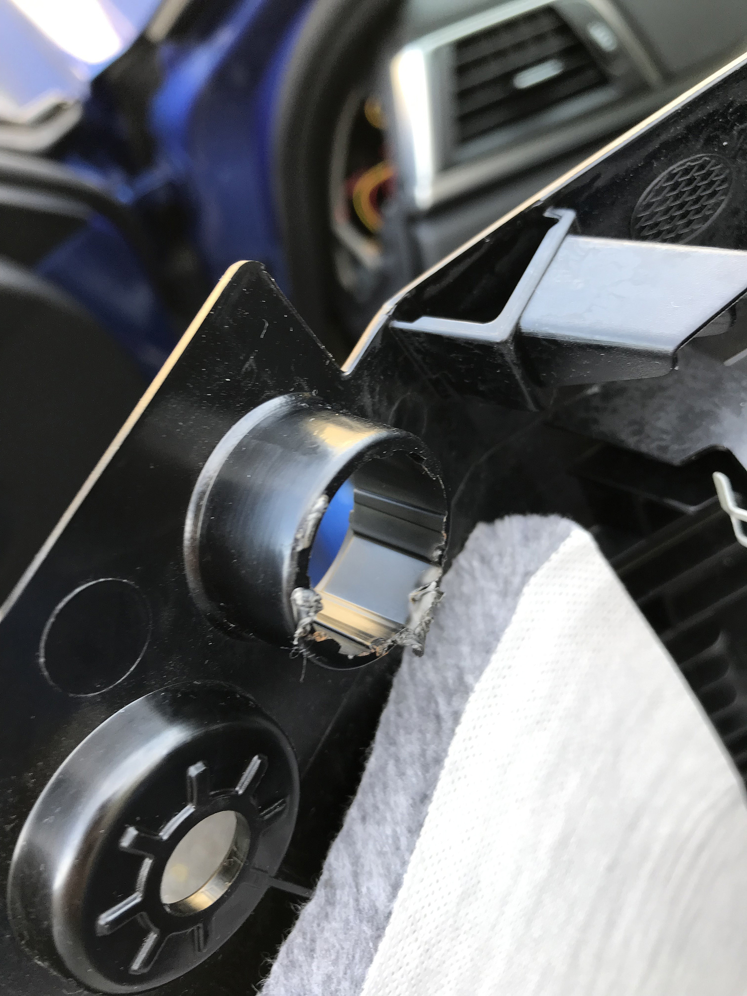 BMW 3シリーズF31 助手席足元にUSB電源ポート（コンセント）の設置: 自動車情報局