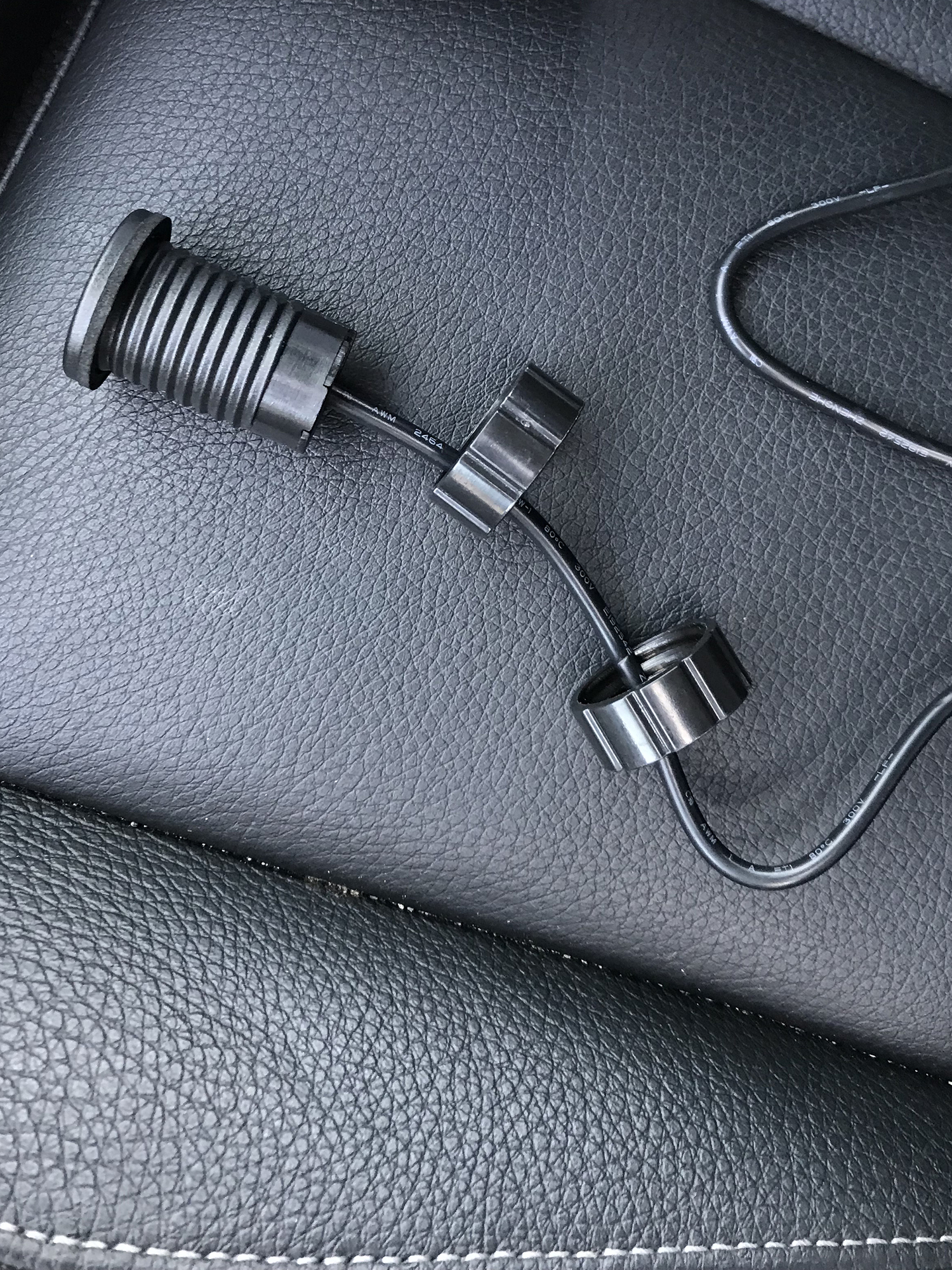 BMW 3シリーズF31 助手席足元にUSB電源ポート（コンセント）の設置: 自動車情報局