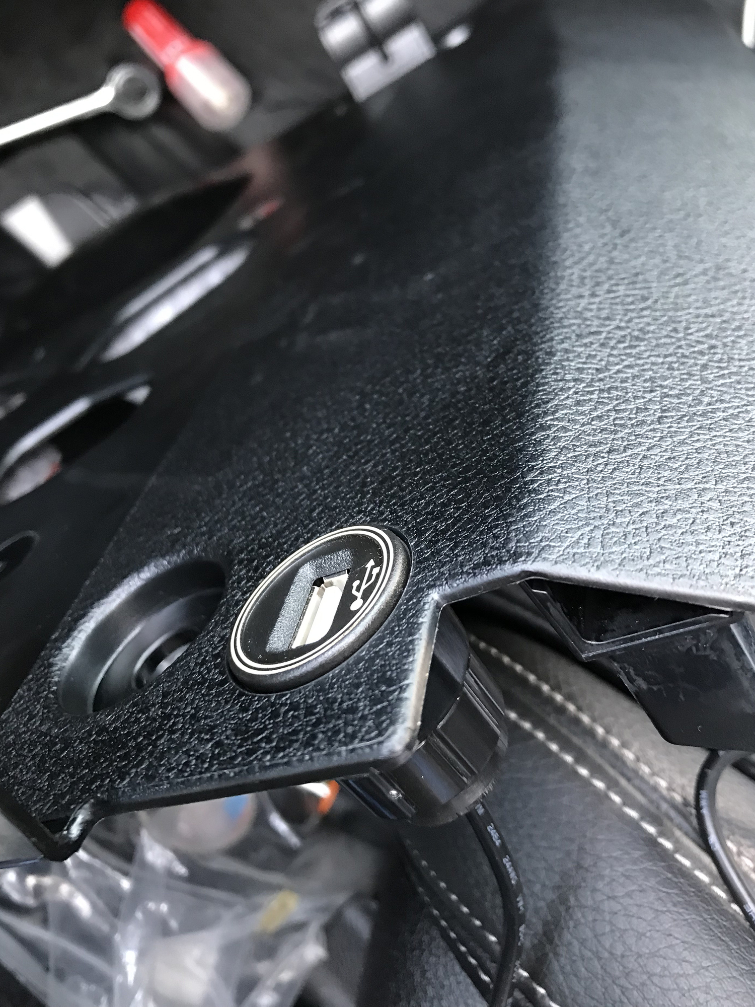 BMW 3シリーズF31 助手席足元にUSB電源ポート（コンセント）の設置: 自動車情報局