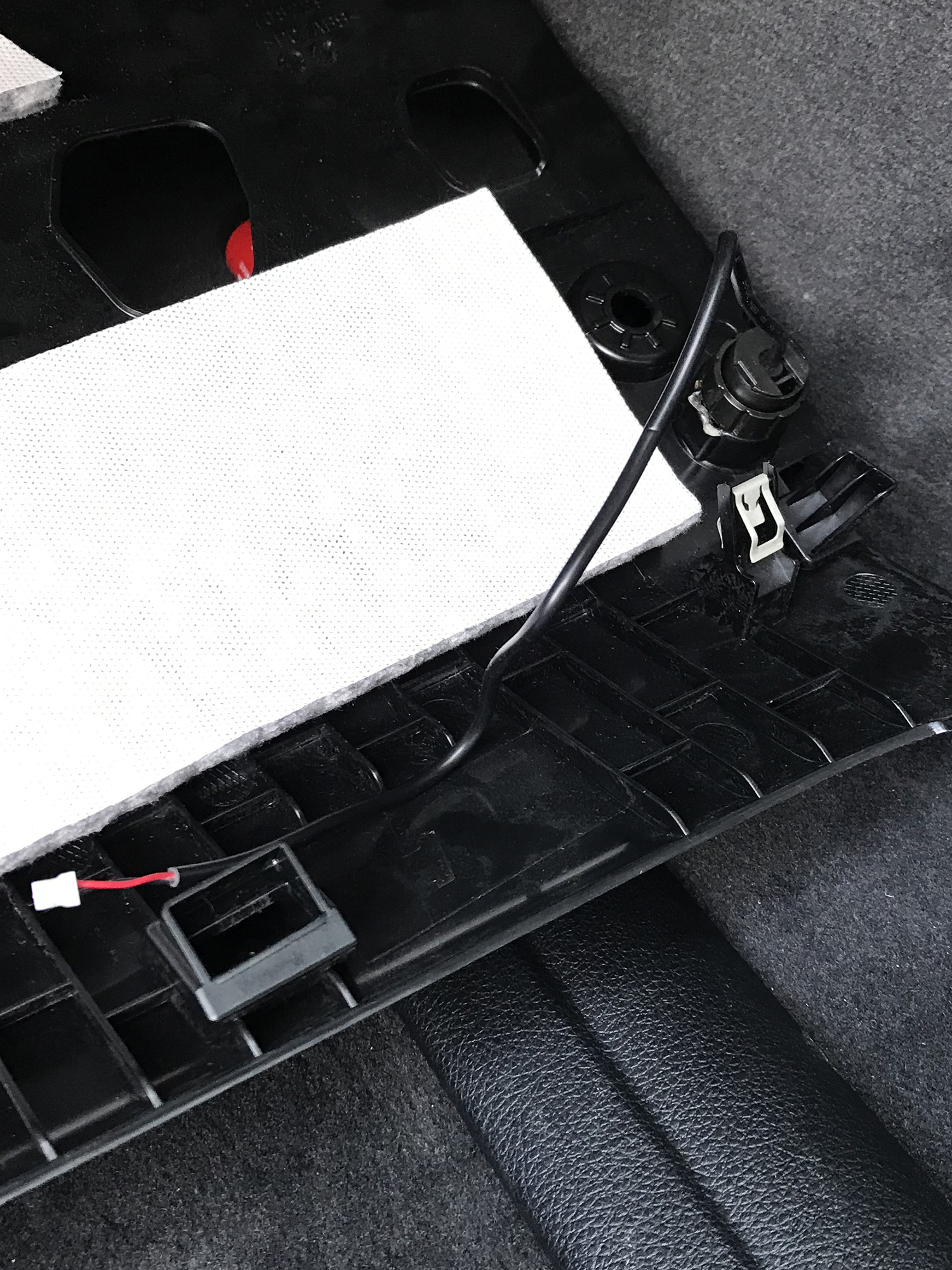 BMW 3シリーズF31 助手席足元にUSB電源ポート（コンセント）の設置: 自動車情報局