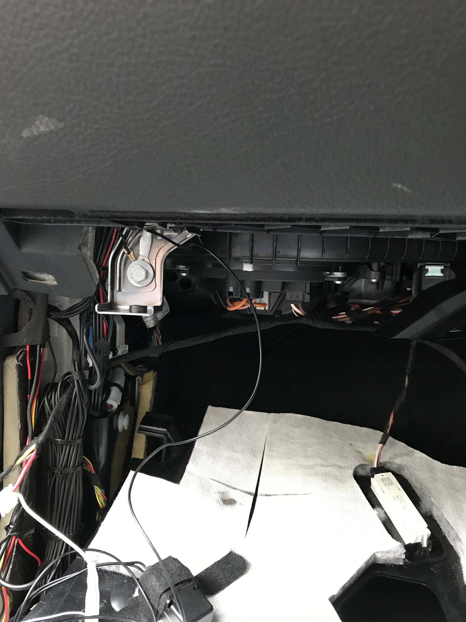 BMW 3シリーズF31 助手席足元にUSB電源ポート（コンセント）の設置: 自動車情報局